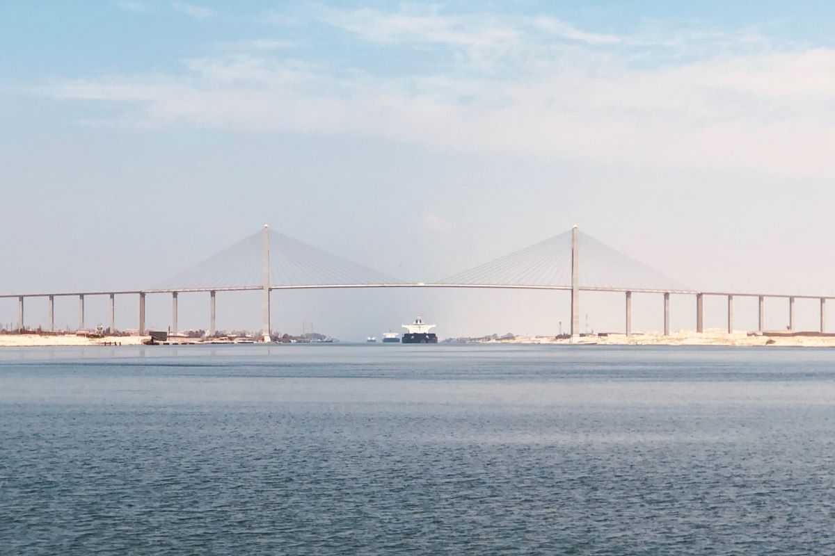 Suez, enlace y cuello de botella entre el Mediterráneo y el Mar Rojo ...